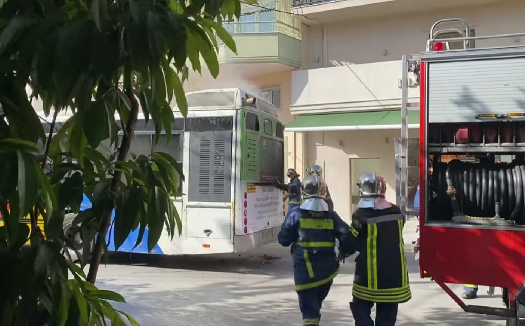 Θεσσαλονίκη: Πήρε φωτιά εν κινήσει λεωφορείο του ΟΑΣΘ – Σώοι όλοι οι ...
