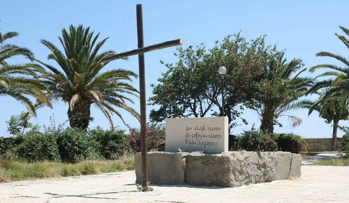 Τάφος Καζαντζάκη: Η οργή και η άμεση αποκατάσταση του σπασμένου σταυρού ...