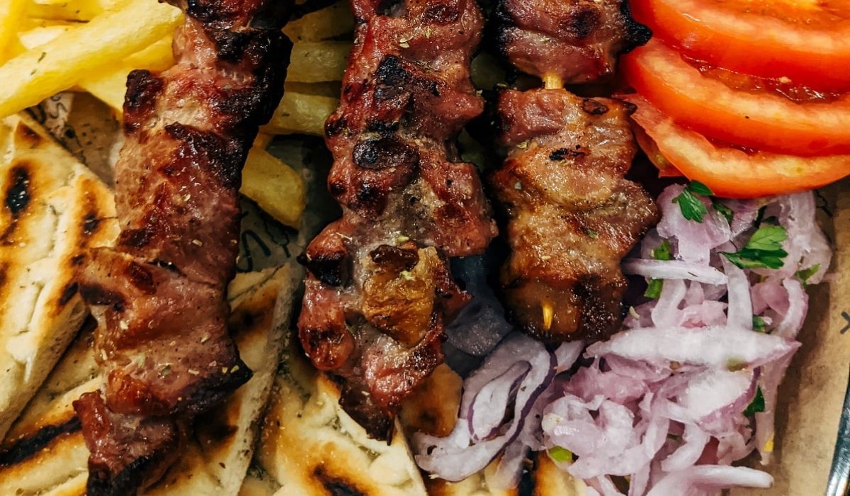 Σουβλάκι: Τιμές «φωτιά» στα νησιά – Πού ξεπέρασε τα 4 ευρώ - larissanet.gr