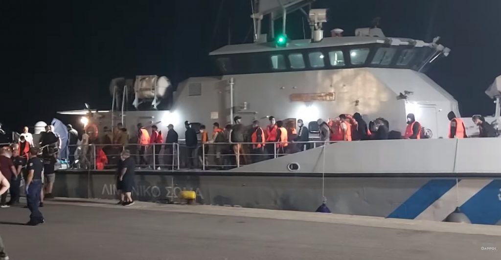Καλαμάτα: Μεταφέρθηκαν σε αποθήκες του λιμανιού 49 διασωθέντες ...