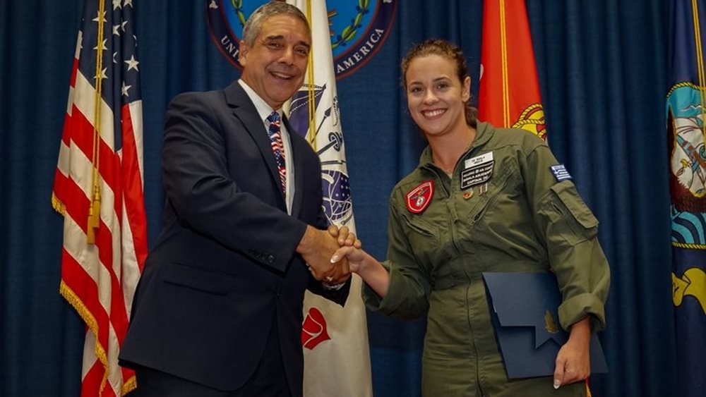 Ελληνίδα αξιωματικός της Πολεμικής Αεροπορίας στις ΗΠΑ τιμήθηκε για τον ...
