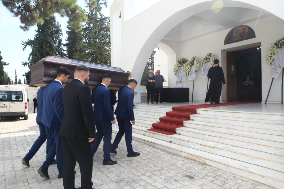 Λιζέτα Νικολάου: Σε κλίμα οδύνης η κηδεία της (φωτ.) - larissanet.gr