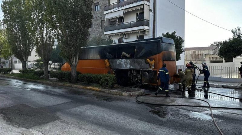 Λεωφορείο του ΚΤΕΛ τυλίχθηκε στις φλόγες – Πρόλαβαν και βγήκαν οι ...