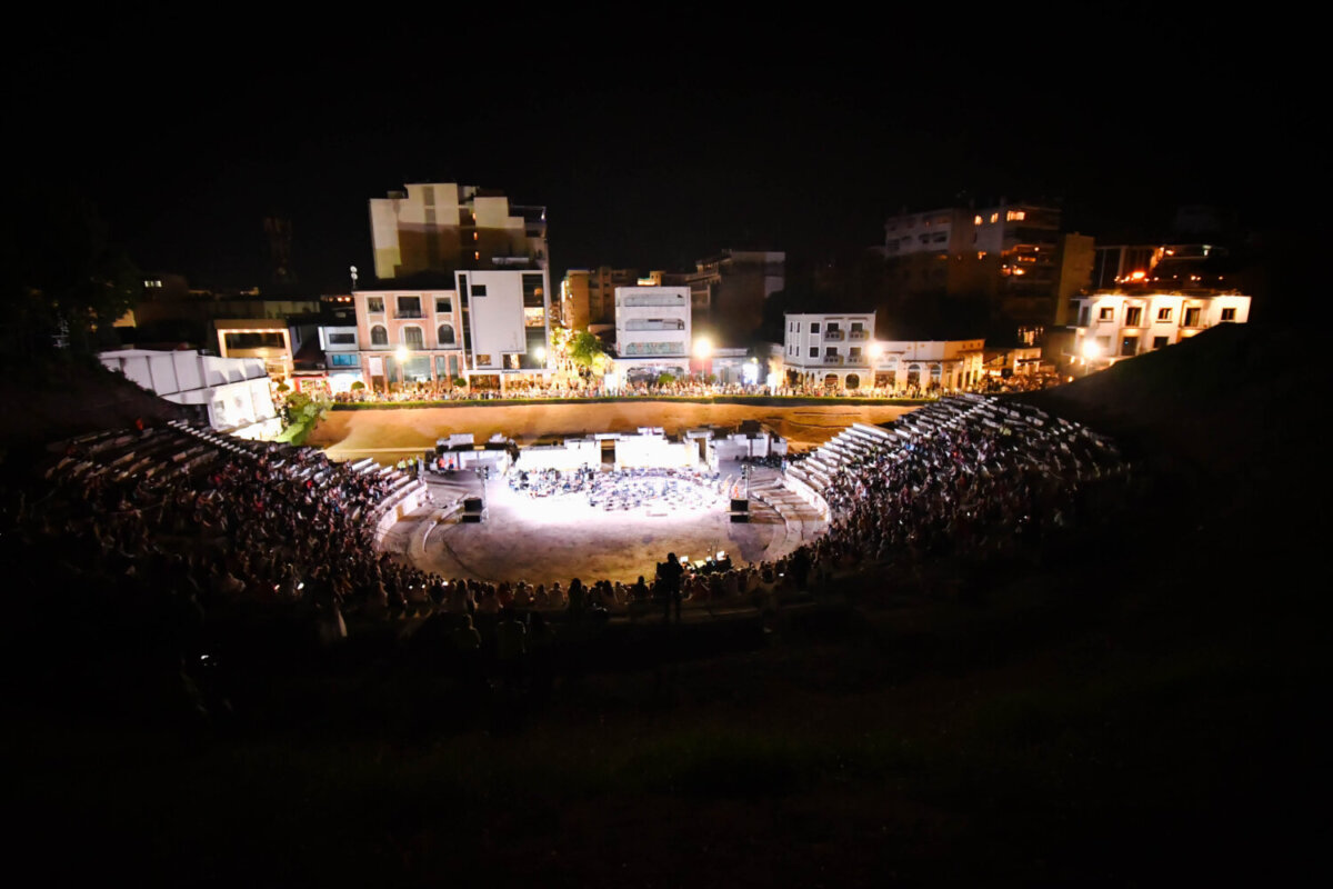 Καρέ - καρέ η βραδιά που γέμισε με ζωή και φως το Αρχαίο Θέατρο Λάρισας ...