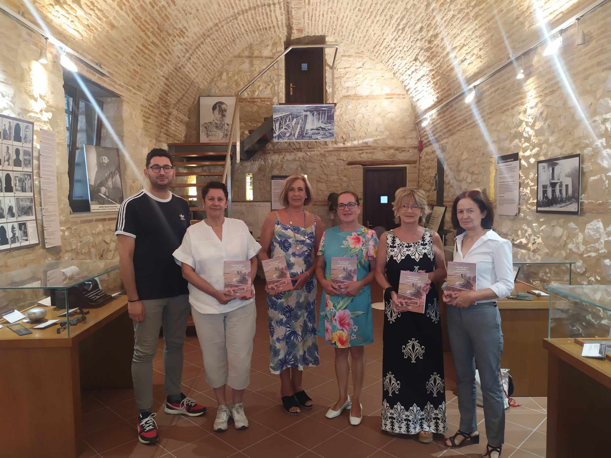 Δωρεά του τόμου των πρακτικών του συνεδρίου που πραγματοποιήθηκε στη ...