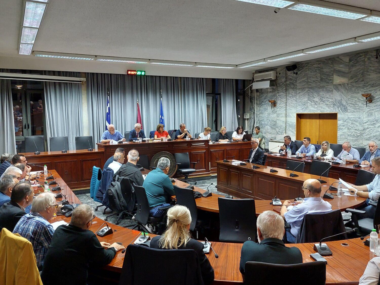 Δημοτικό Συμβούλιο: Παραμένουν τα κτίρια δίπλα στο Αρχαίο Θέατρο ...