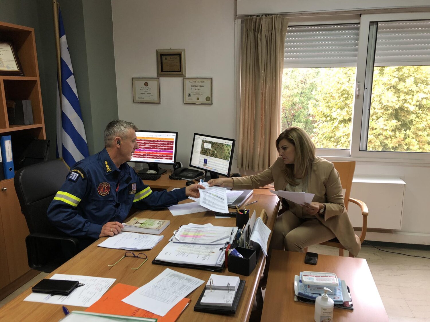 Ευ. Λιακούλη στο επιχειρησιακό κέντρο της Πυροσβεστικής: «Να ...