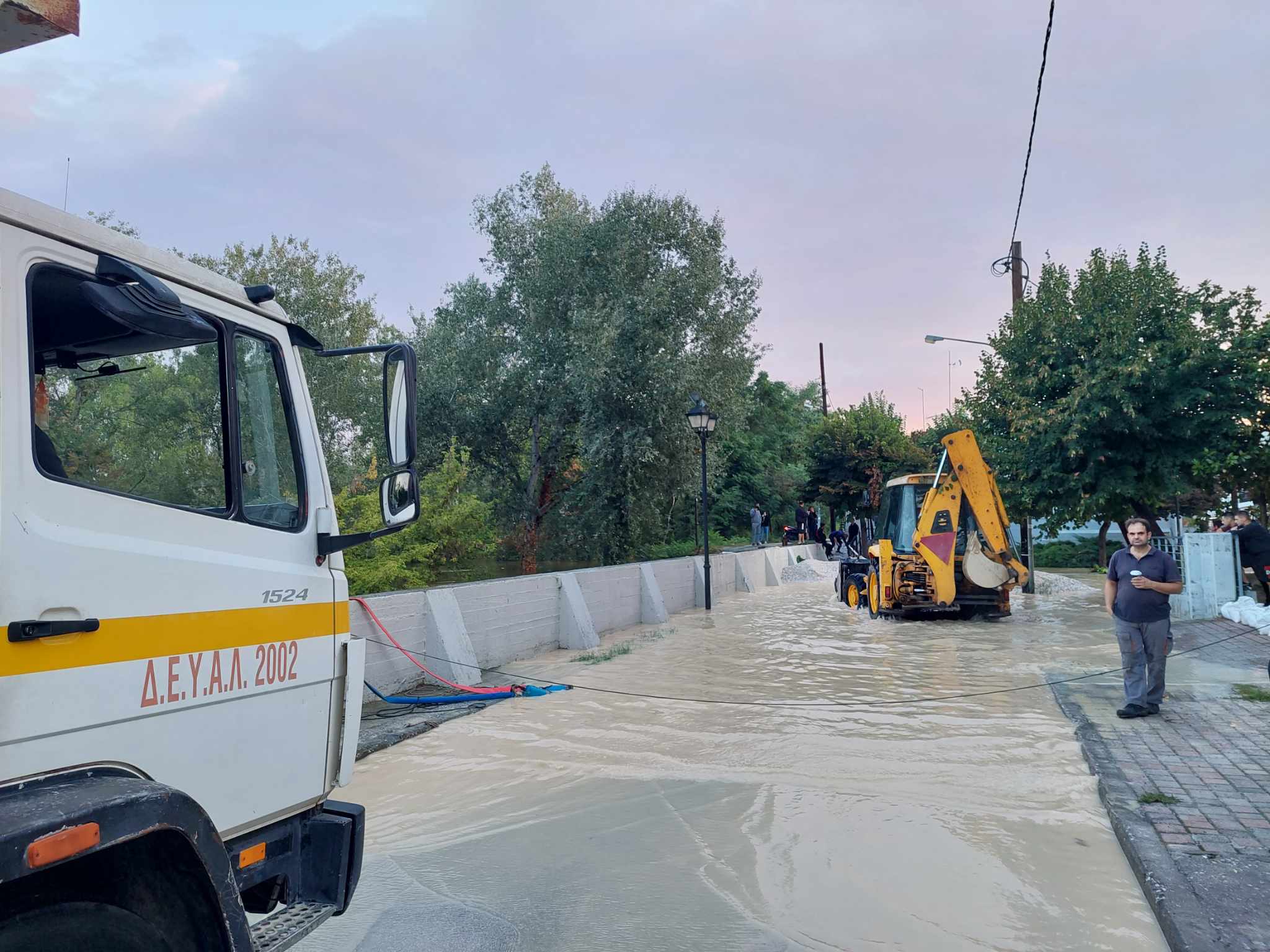 Λάρισα: Με φορτωτή "επιστρέφουν" στον Πηνειό τα νερά, σε δρόμο της ...