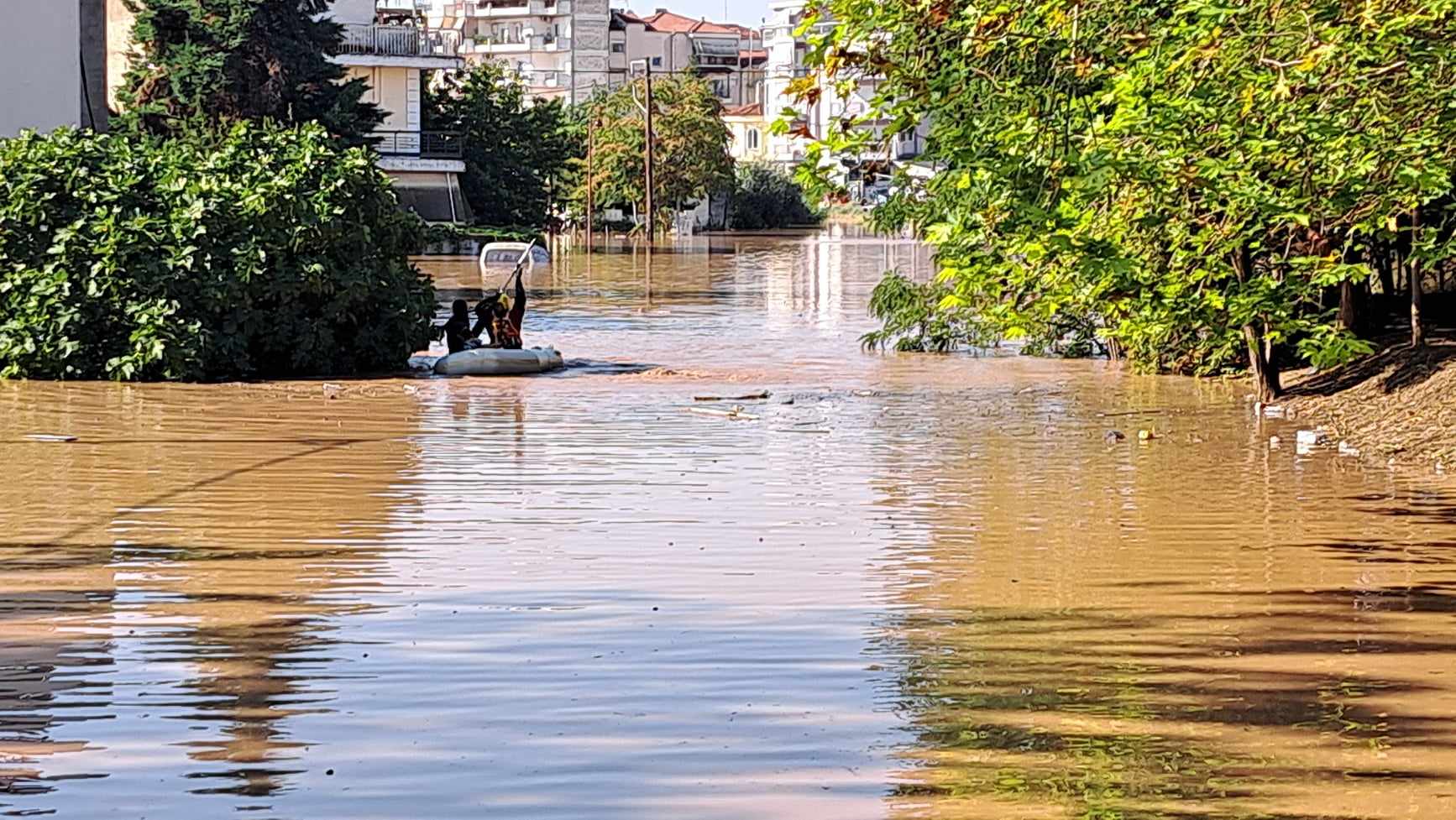Λάρισα: Ανεβαίνει η στάθμη του νερού στη συνοικία Αγίου Θωμά - Με βάρκα ...
