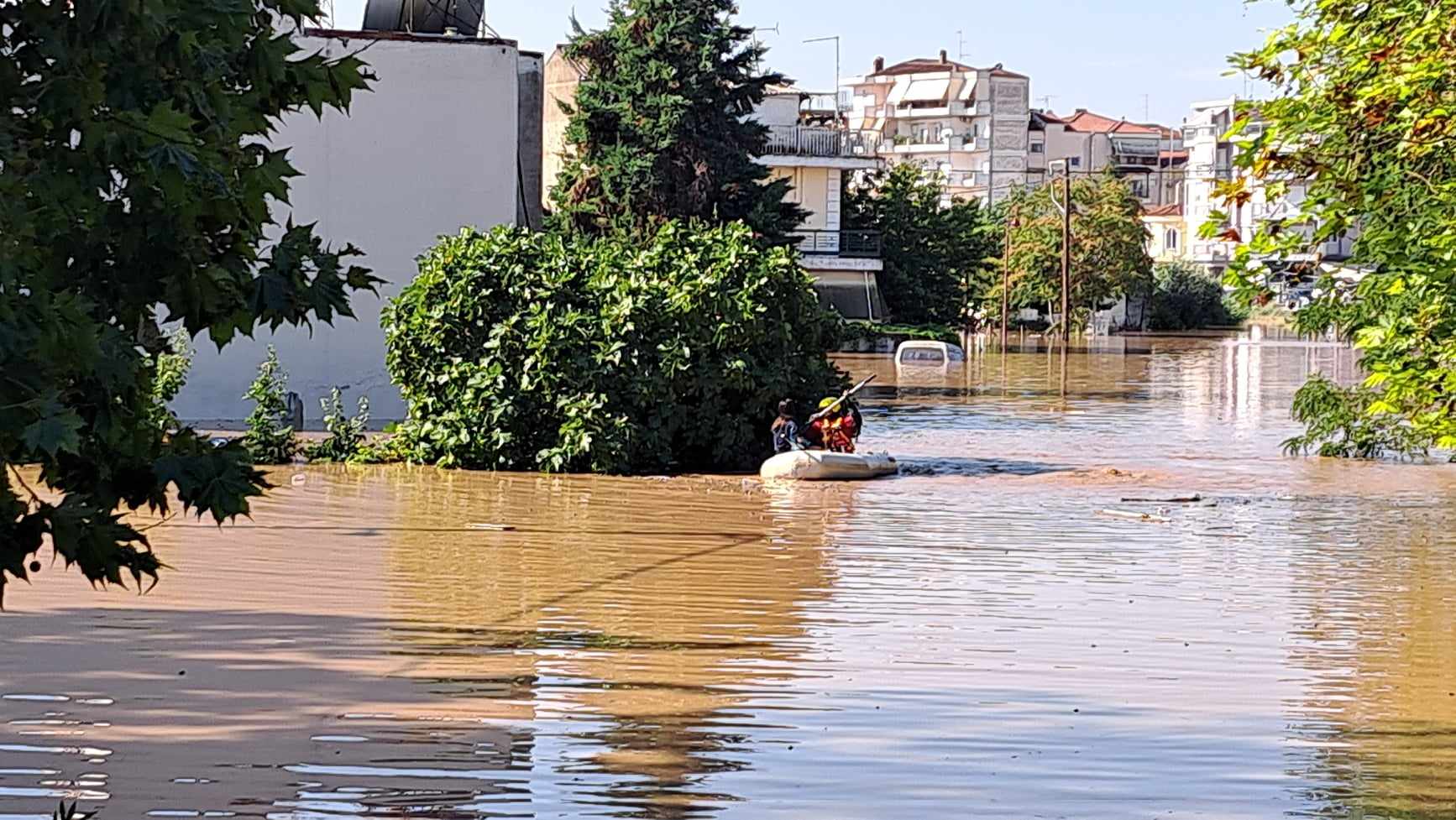 Λάρισα: Ανεβαίνει η στάθμη του νερού στη συνοικία Αγίου Θωμά - Με βάρκα ...