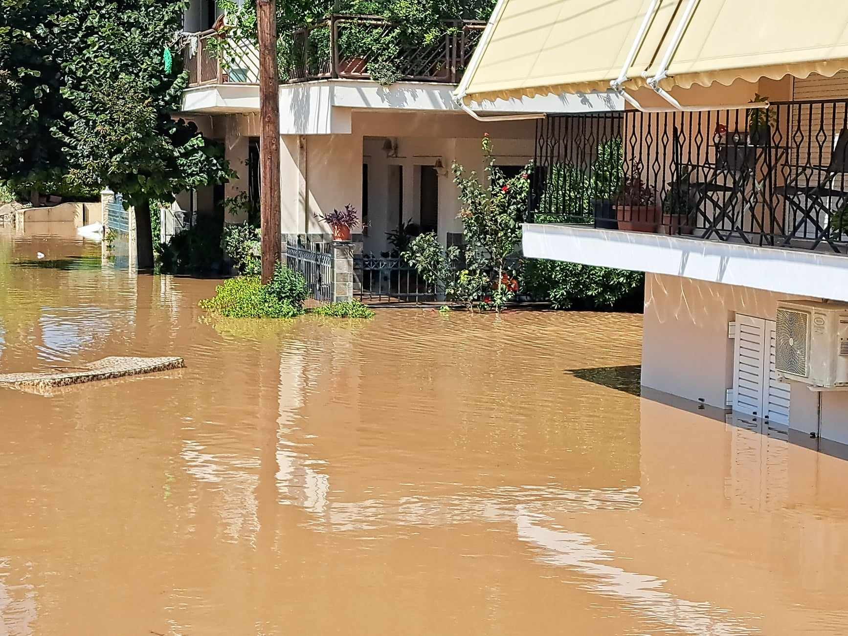 Λάρισα: Απέραντη λίμνη έγινε περιοχή στη συνοικία Ν. Σμύρνη (φωτ ...