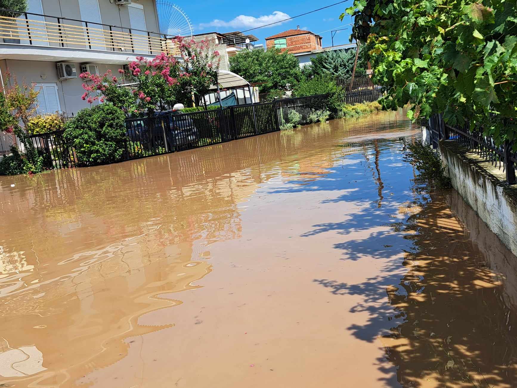 Λάρισα: Απέραντη λίμνη έγινε περιοχή στη συνοικία Ν. Σμύρνη (φωτ ...