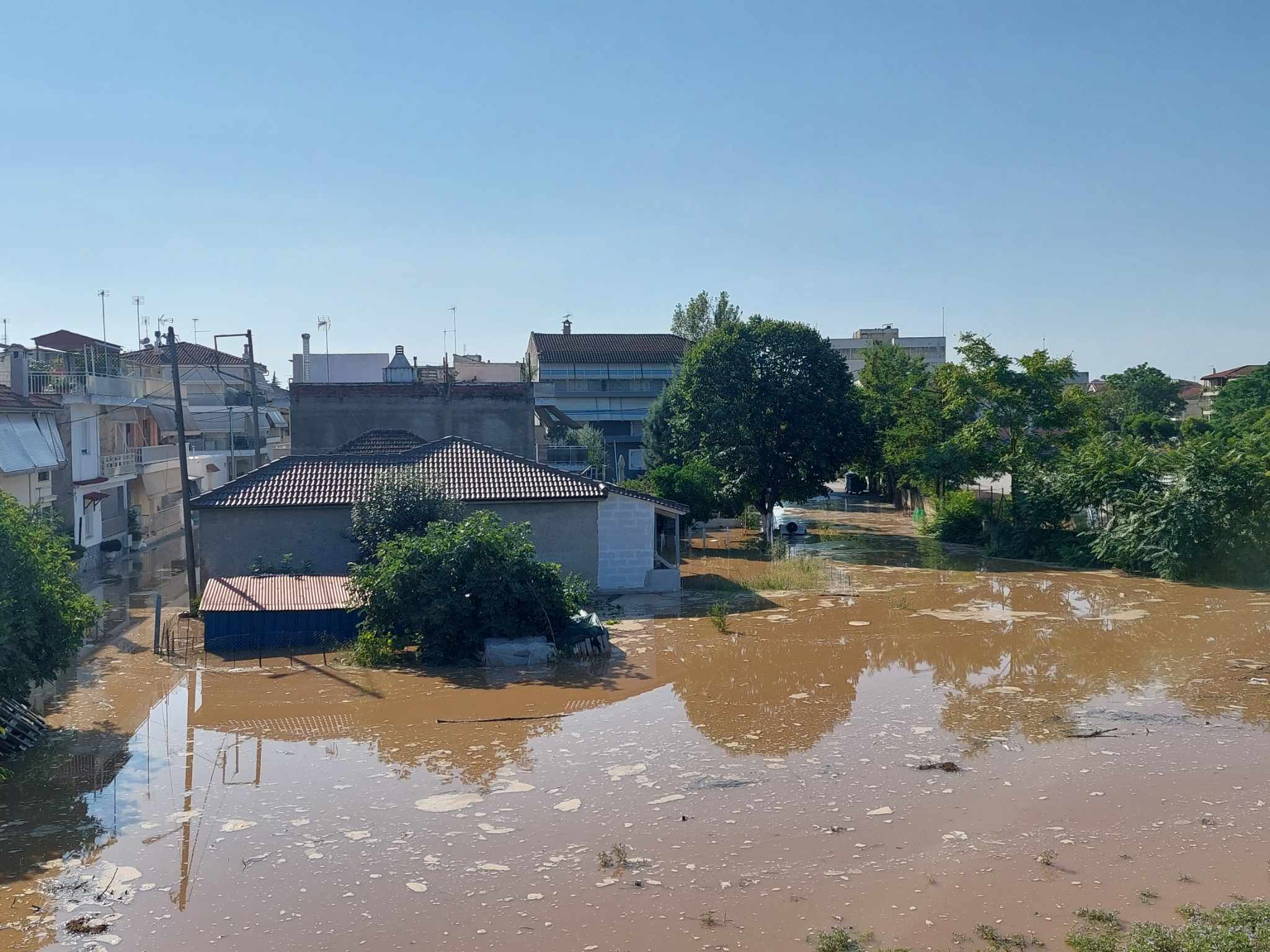 Λάρισα: Κάτω από το νερό δρόμοι στη συνοικία του Ιπποκράτη (φωτ ...