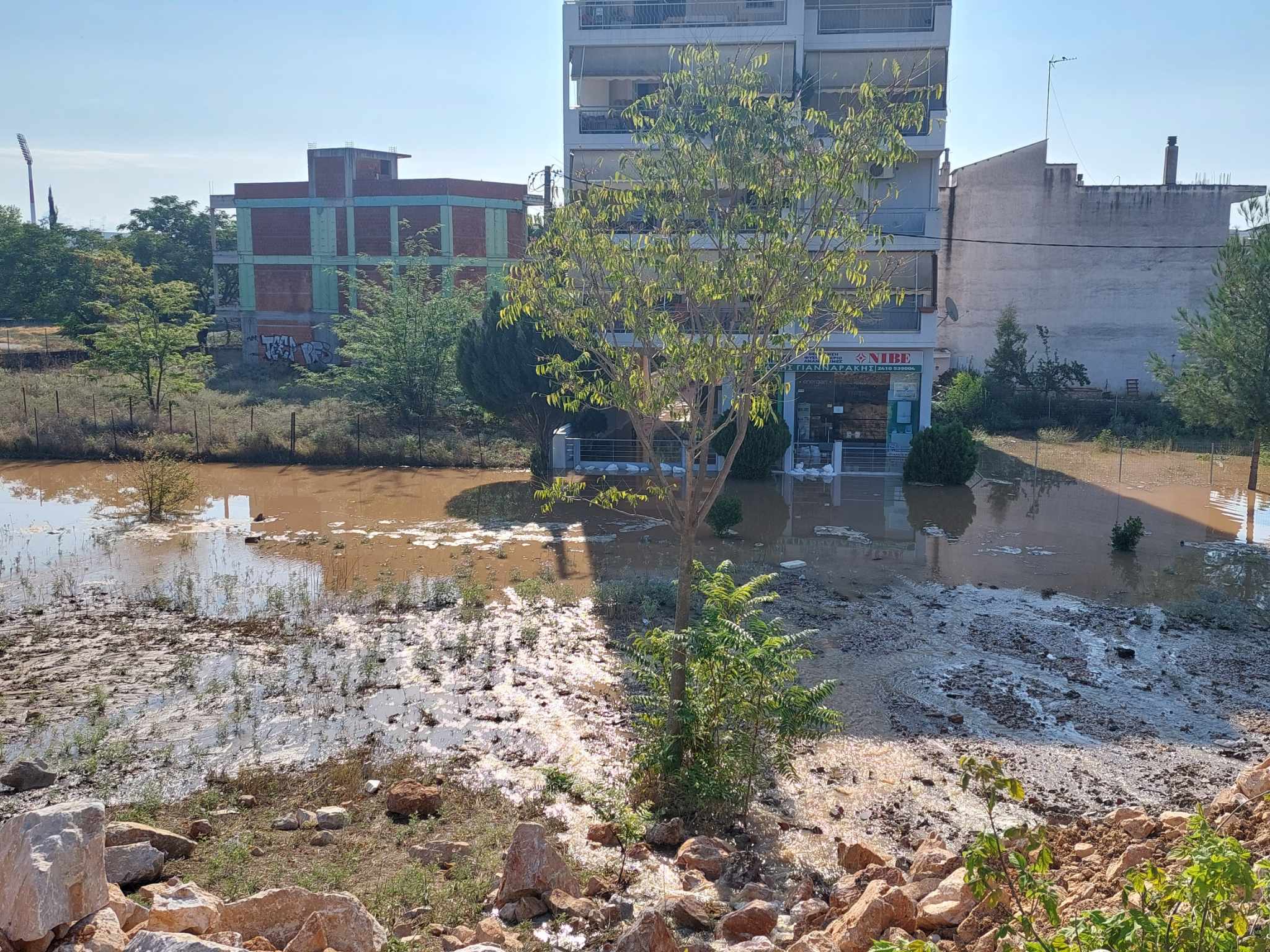 Λάρισα: Κάτω από το νερό δρόμοι στη συνοικία του Ιπποκράτη (φωτ ...