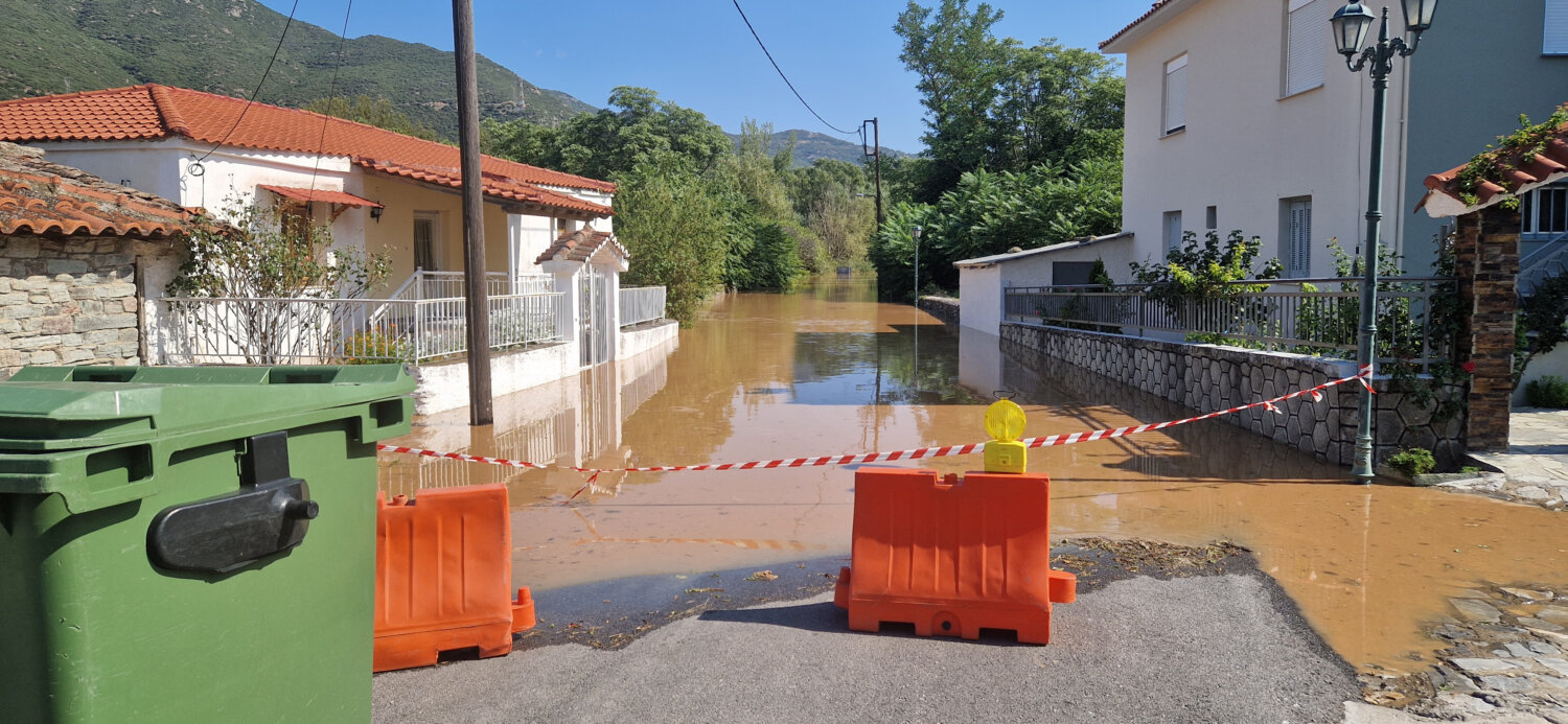 Η στάθμη του νερού στον Πηνειό δεν μειώνεται: Συγκλονιστικές εικόνες ...