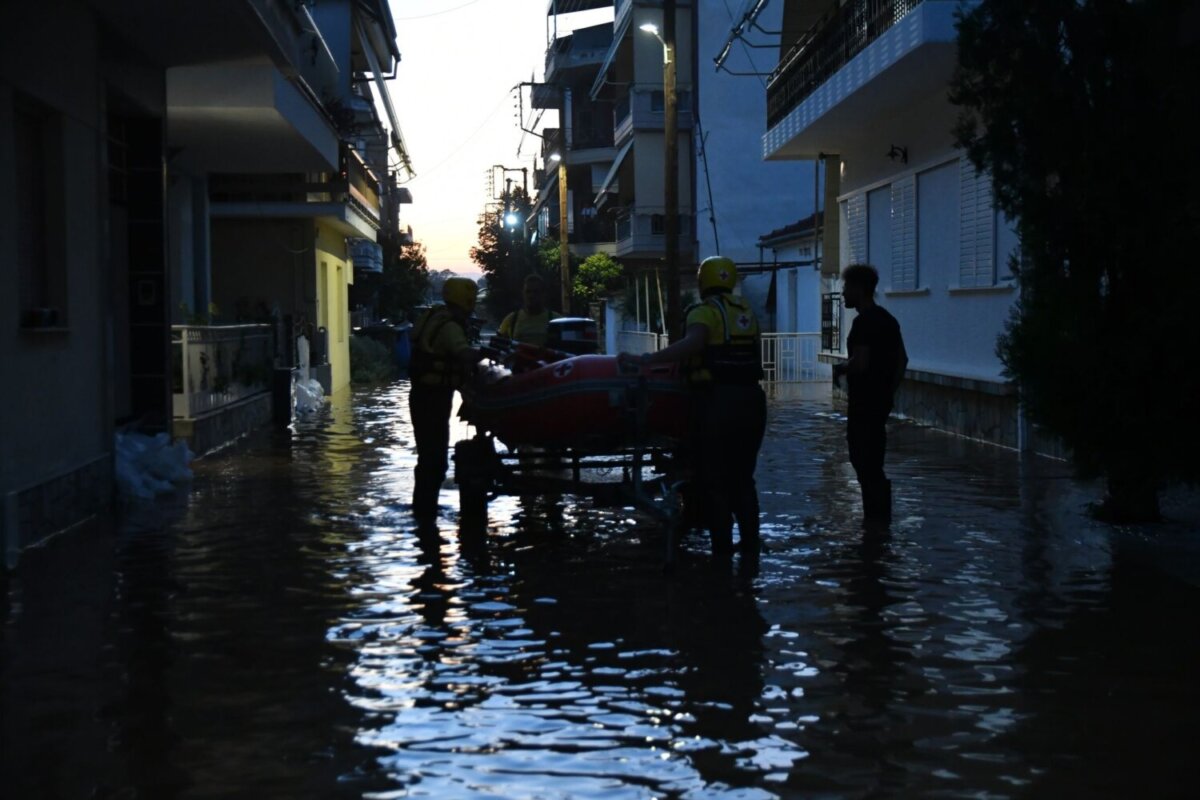 Ένας "Άγιος Βασίλης" για τους πλημμυροπαθείς της Νέας Σμύρνης: Αφήνει ...