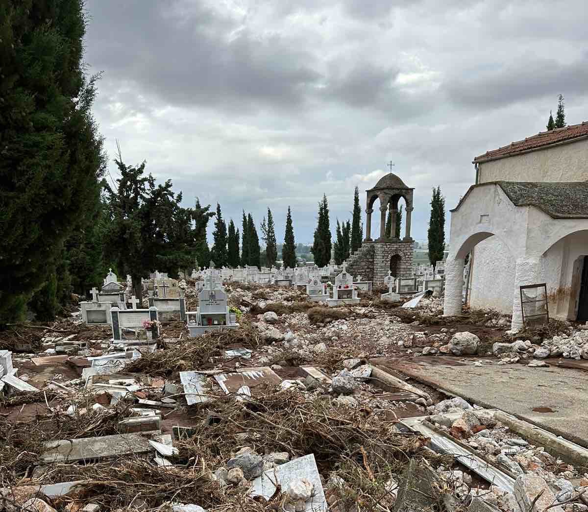 Φάρσαλα: Εικόνες αποκάλυψης στο νεκροταφείο Βρυσιών (φωτ.) - larissanet.gr