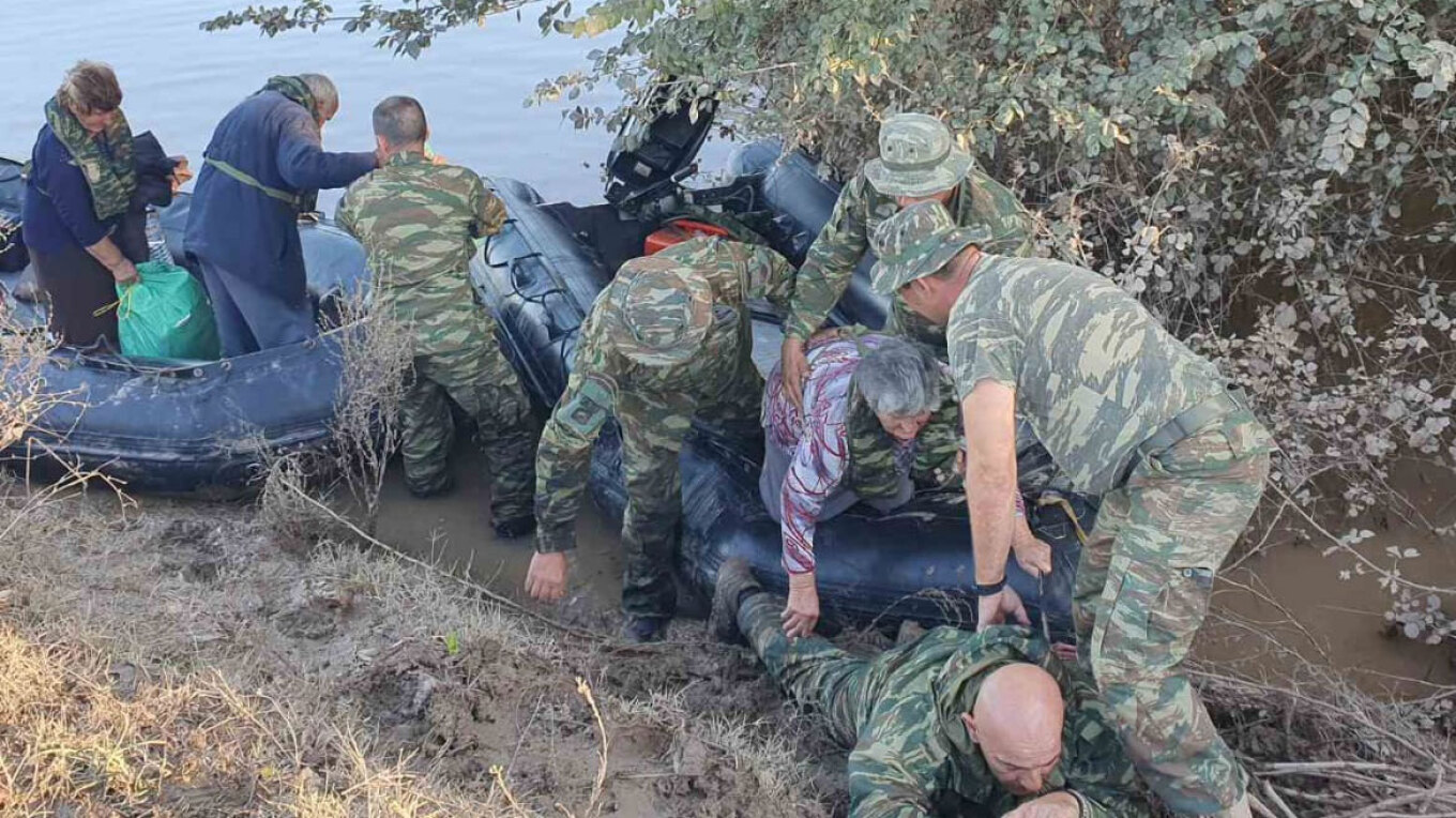 Ποιος είναι ο πεζοναύτης από τον Βόλο που ξάπλωσε στις λάσπες για να ...