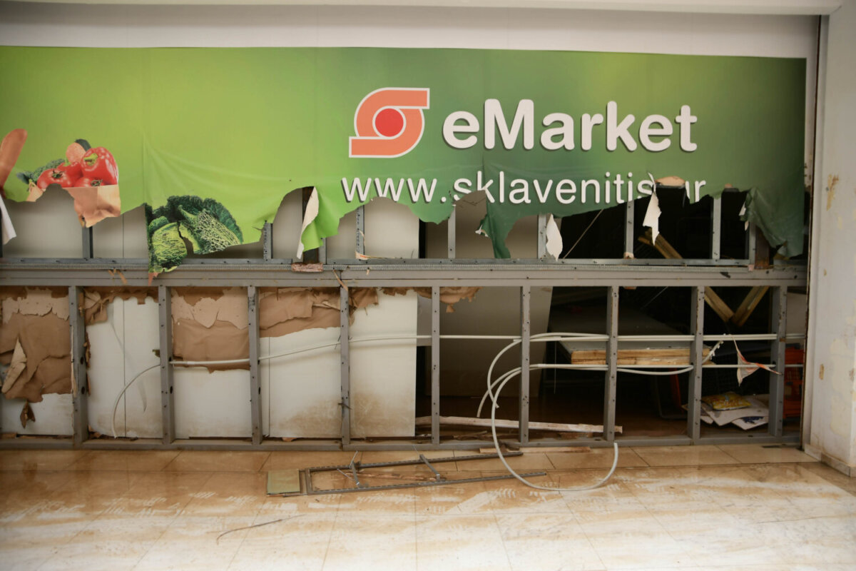Λάρισα: Εικόνες "αποκάλυψης" στις Εργατικές Κατοικίες Γιάννουλης (φωτ ...