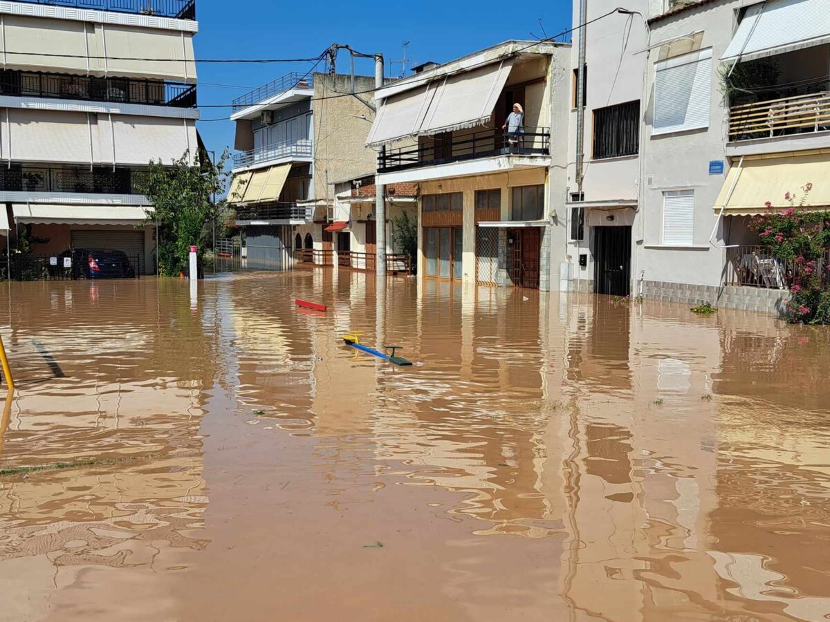 Λάρισα: Συγκέντρωση διαμαρτυρίας των πλημμυροπαθών κατοίκων της Νέας ...