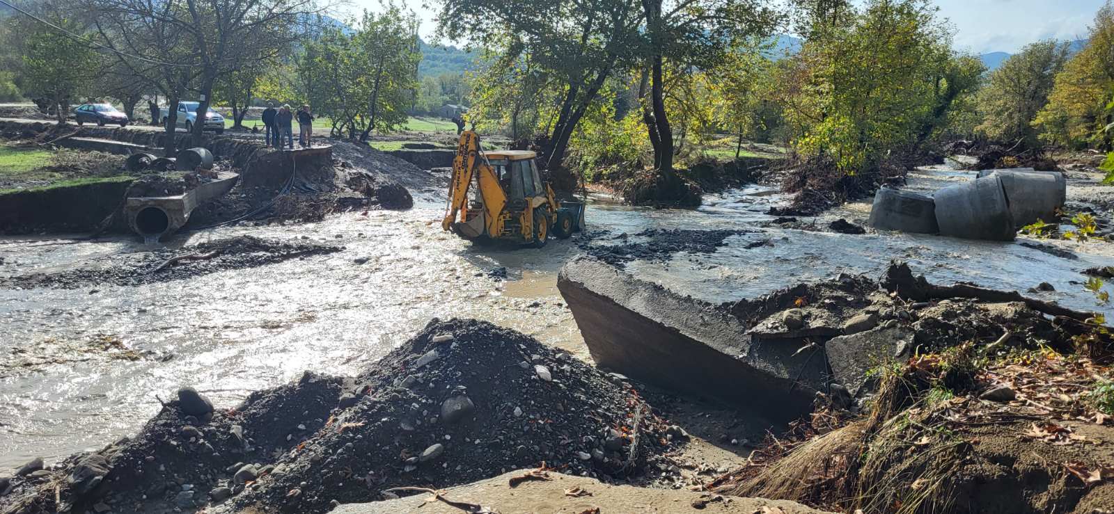Συνεχίζονται οι επιχειρήσεις για την αποκατάσταση της κυκλοφορίας και ...