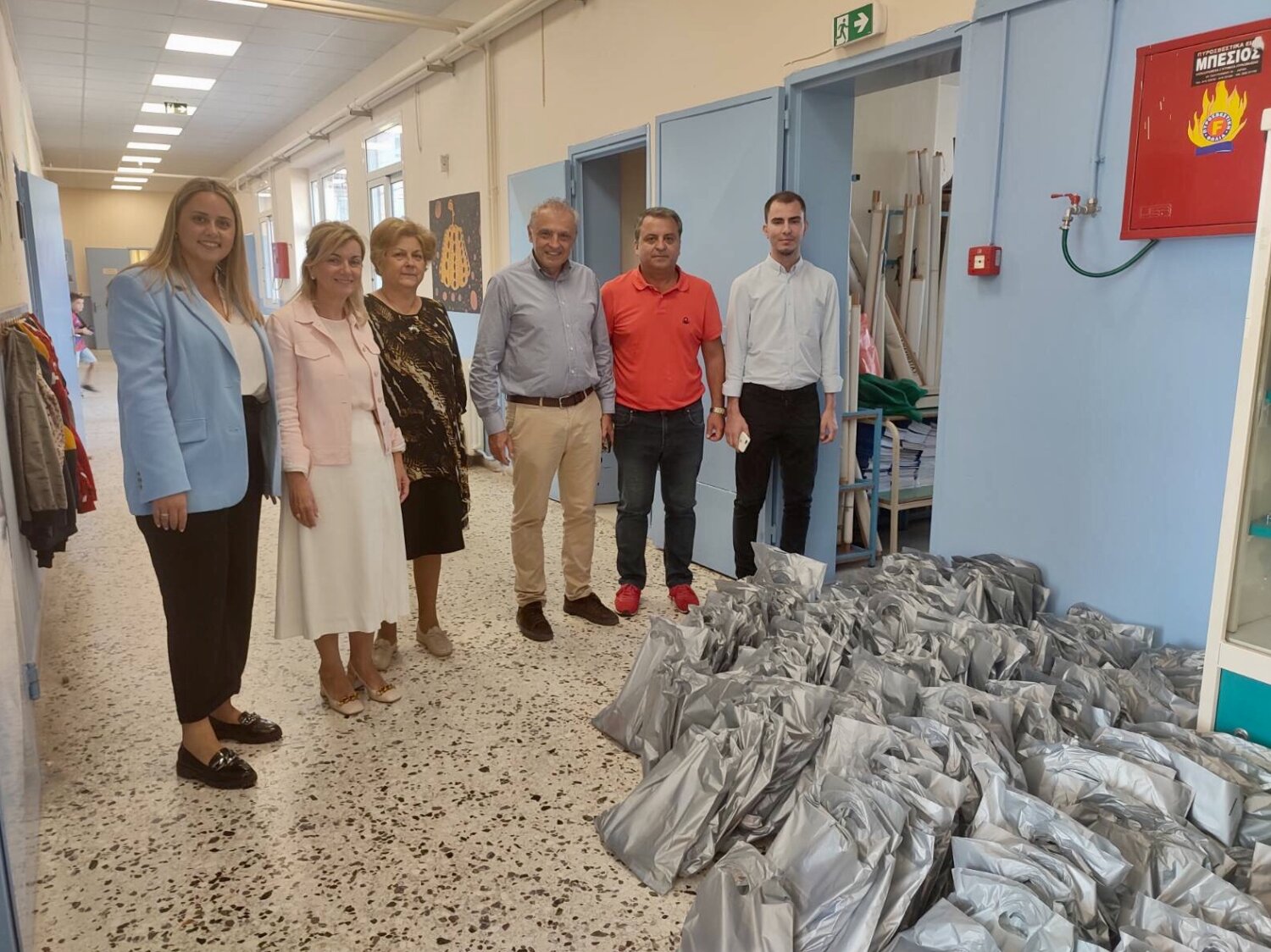 Προσφορά σχολικών ειδών στα σχολεία από τον Δ. Λαρισαίων, το Δημοτικό ...