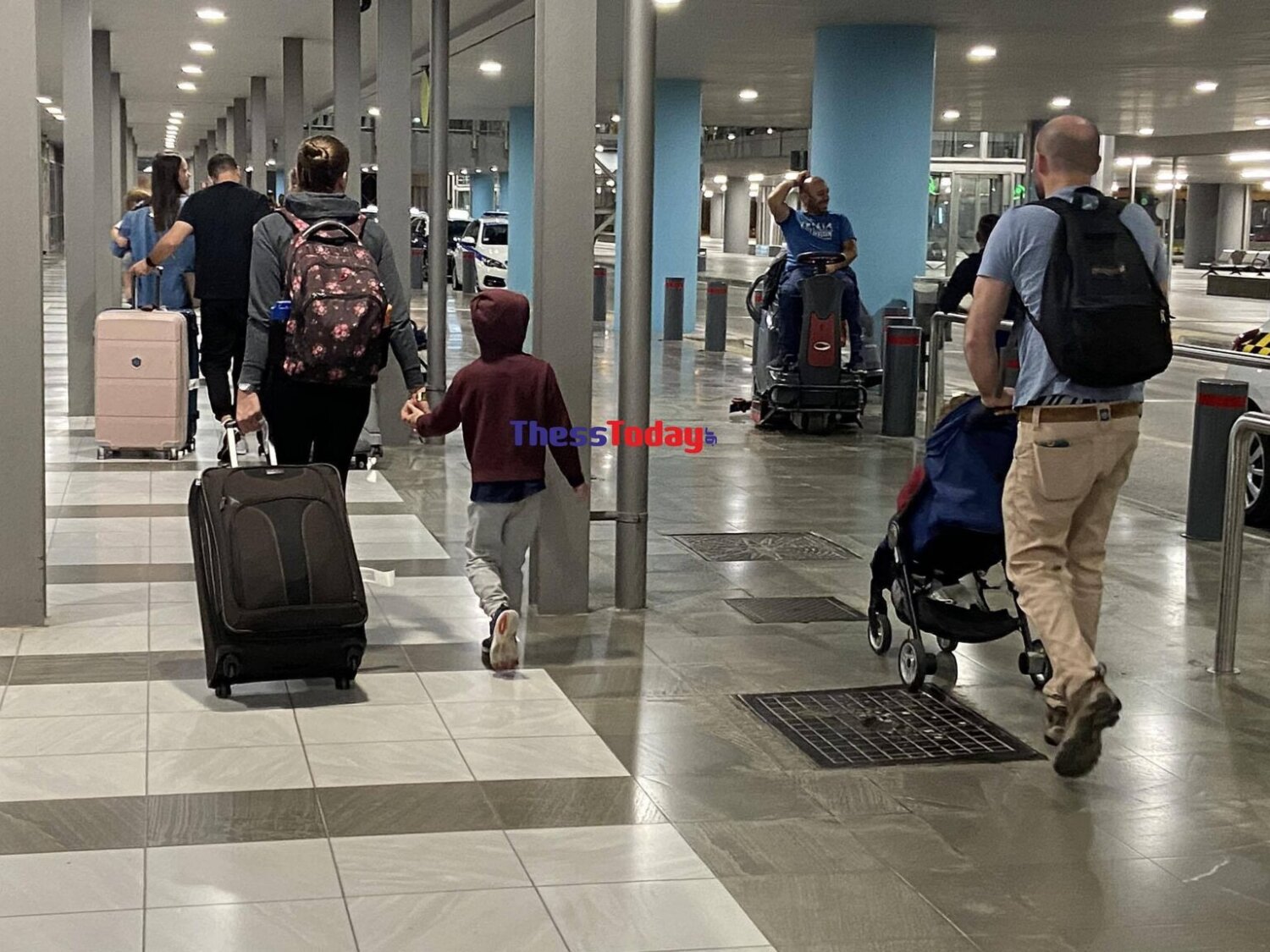 Θεσσαλονίκη: Έφτασαν στο Αεροδρόμιο "Μακεδονία" οι πρώτοι Έλληνες από ...