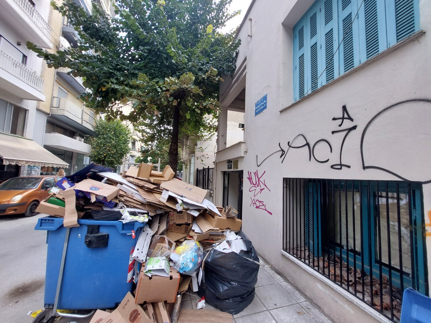 «Πνίγηκαν» στα σκουπιδια τα χωριά της Μάνης - Εικόνες ντροπής ...