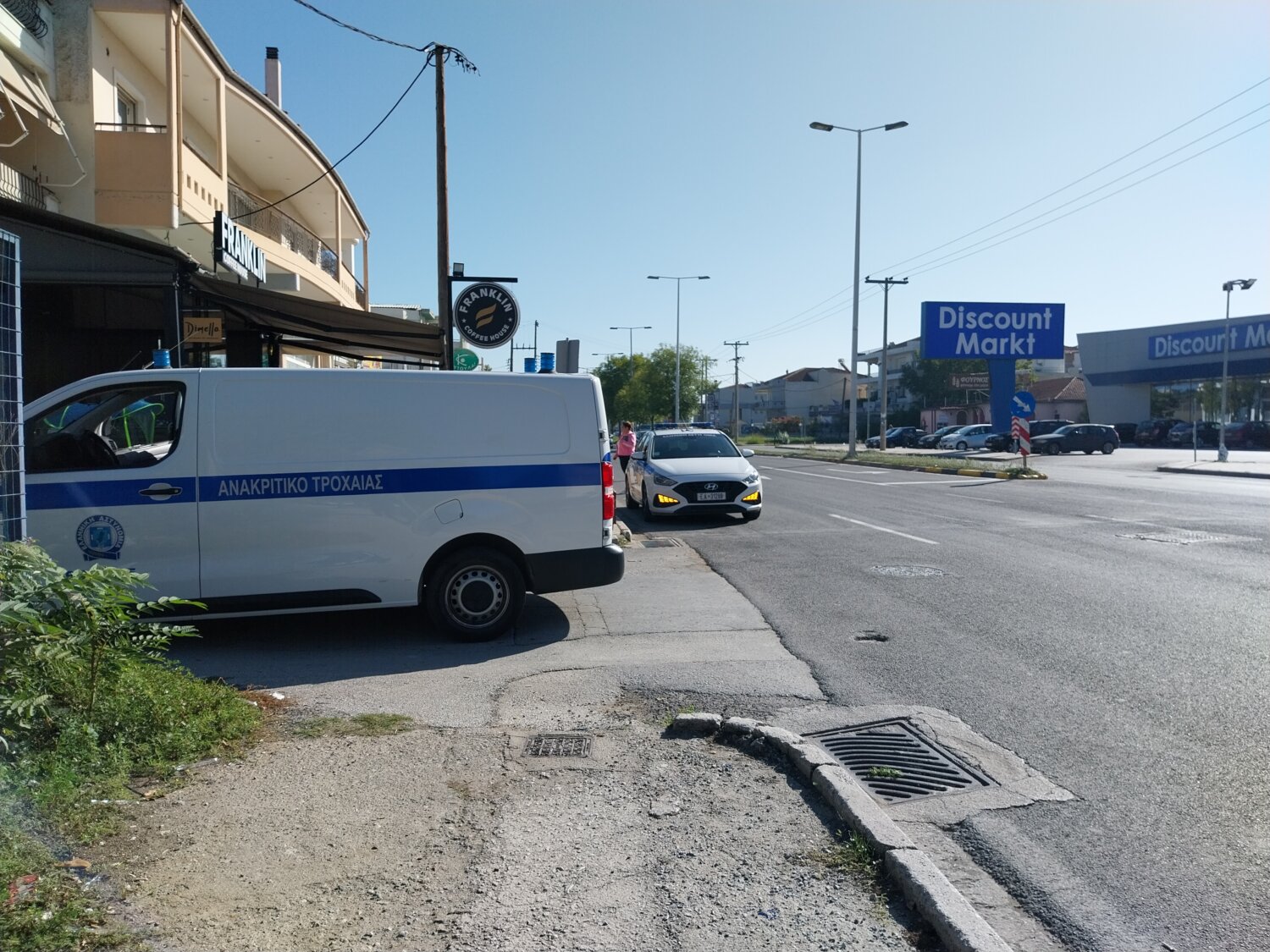 Λάρισα: Σύγκρουση αυτοκινήτου με μηχανάκι στην οδό Βόλου (φωτ ...
