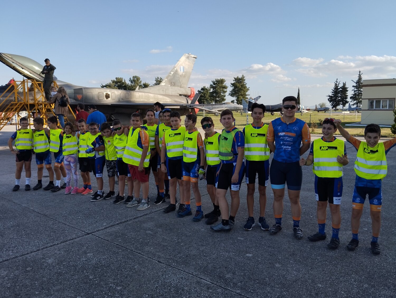 Επίσκεψη στην 110 Πτέρυγα Μάχης για τους αθλητές της Πρότυπης Σχολής ...