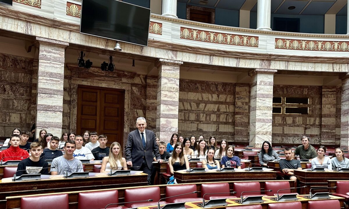 Η Γ΄ τάξη του 15ου Γυμνάσιου Λάρισας στην Βουλή των Ελλήνων - larissanet.gr