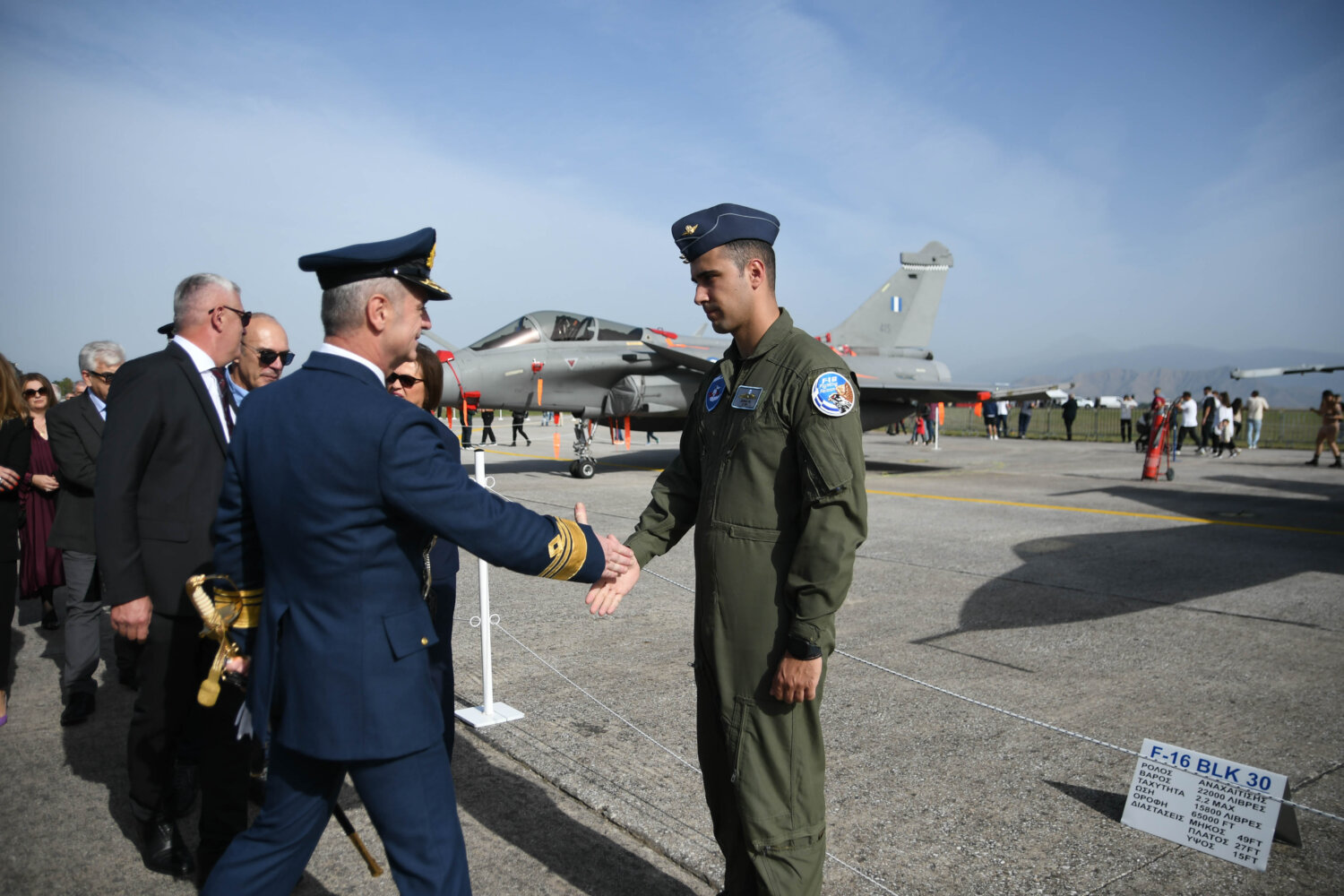Γιορτή Πολεμικής Αεροπορίας: Εικόνες από την ξενάγηση στην έκθεση της ...