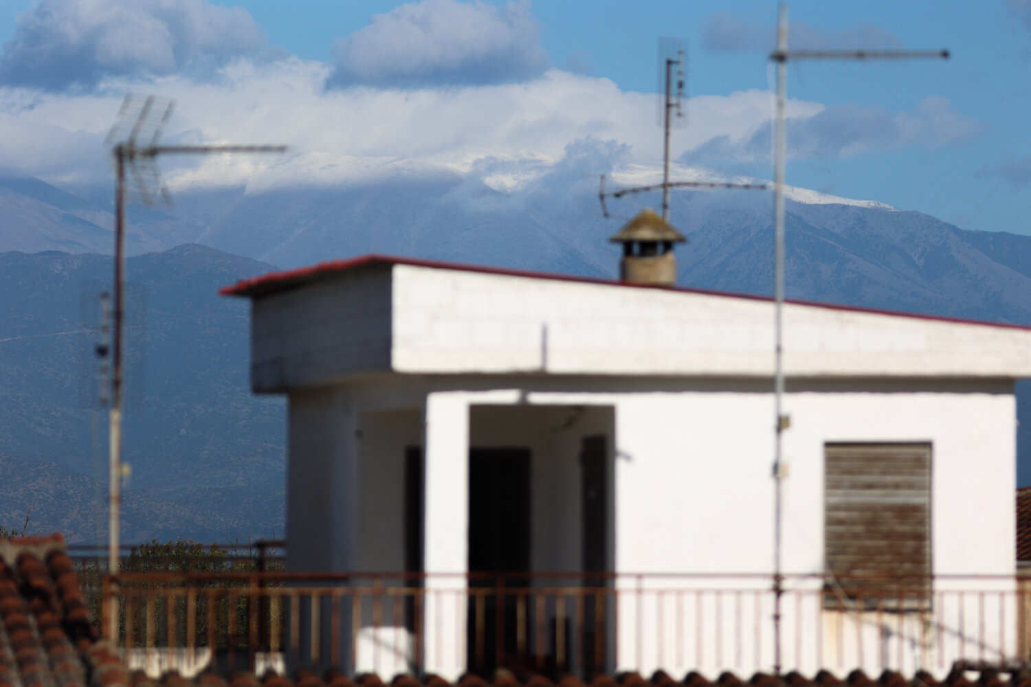 Κίνηση, πρωί Κυριακής, στη Λάρισα με φόντο τις χιονισμένες κορυφές του ...