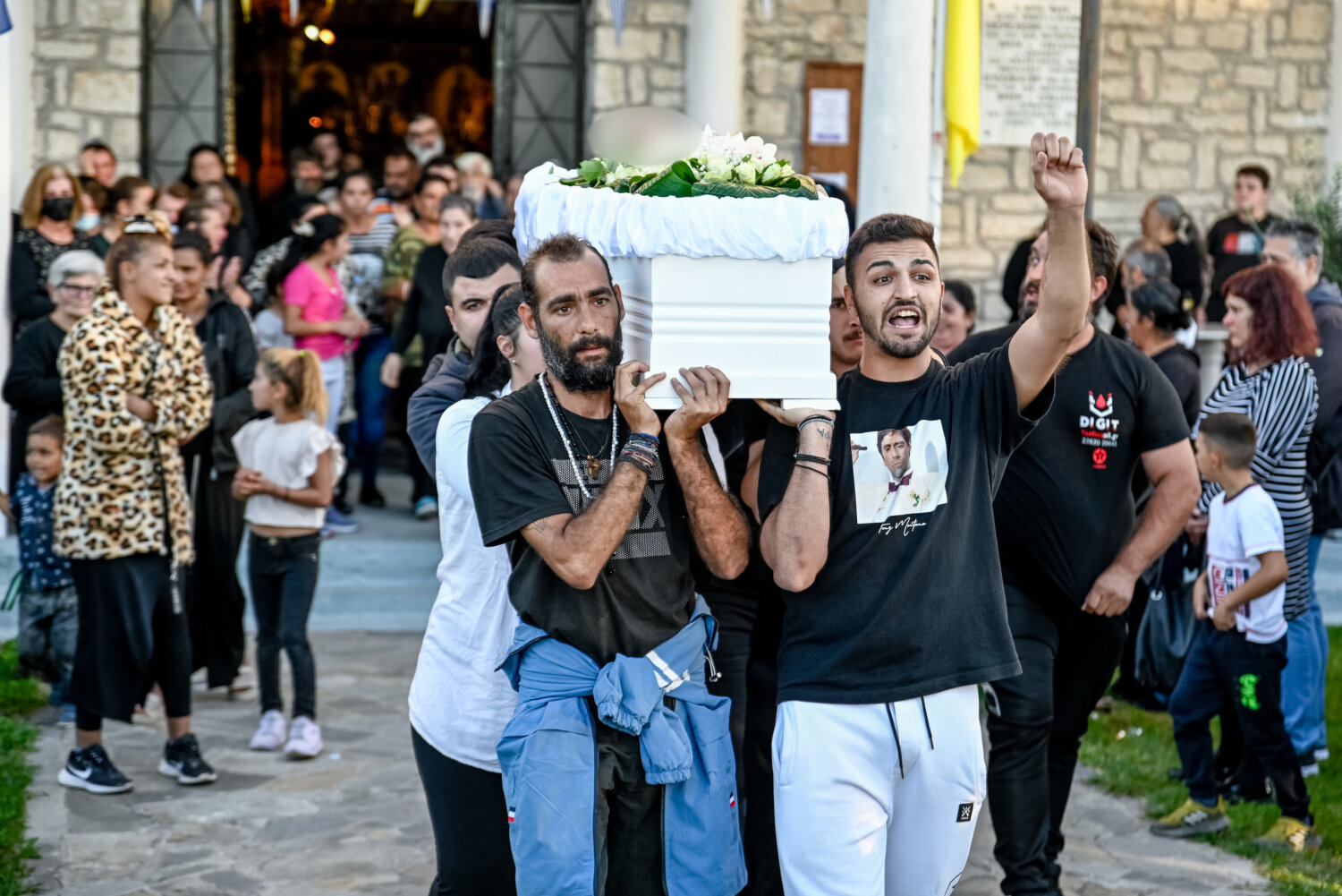 Βοιωτία: Κλίμα οδύνης στην κηδεία του 17χρονου – Υποβασταζόμενη η ...