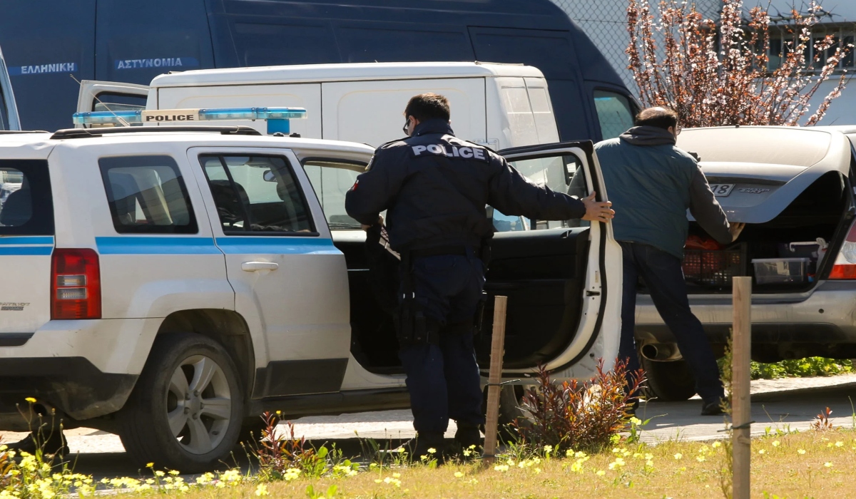 Πάτρα: Μαχαίρι – σπάθα, σπαθιά και ξύλινη πιστόλα στο σπίτι του ...