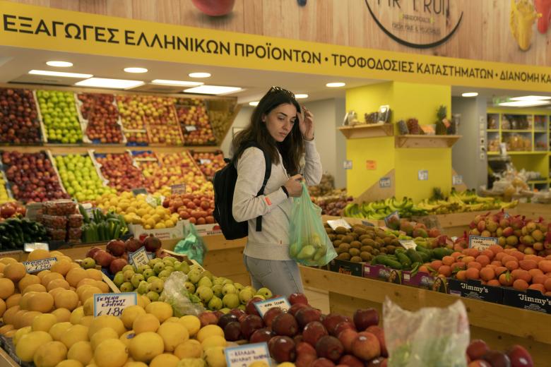 Eurostat: Τρόφιμα, ενέργεια, στέγη και μεταφορές «τρώνε» το μισό ...