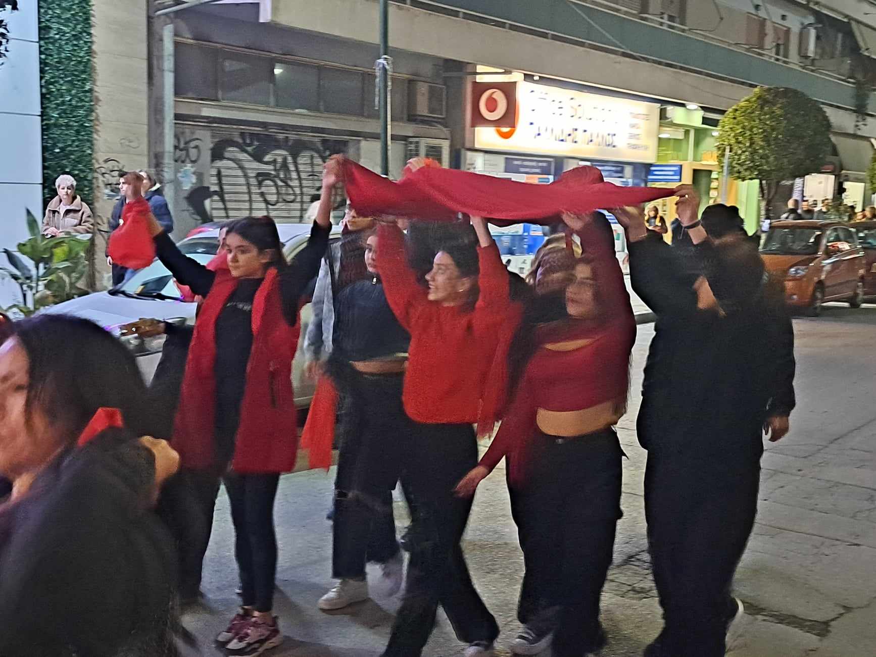 «Τυλίγουμε την πόλη με το ύφασμα της αγάπης»: Εκδήλωση από το #Κανείς ...