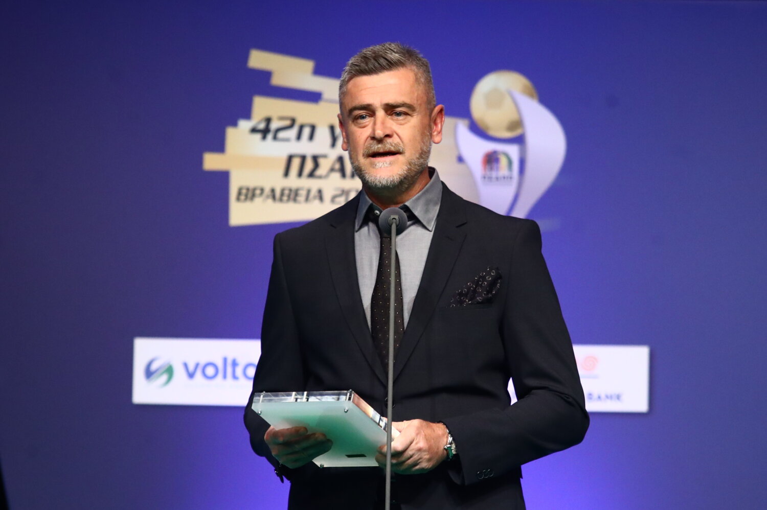Καλύτερος Έλληνας ποδοσφαιριστής στη SL2 ο Μάριος Όγκμποε στα βραβεία ...