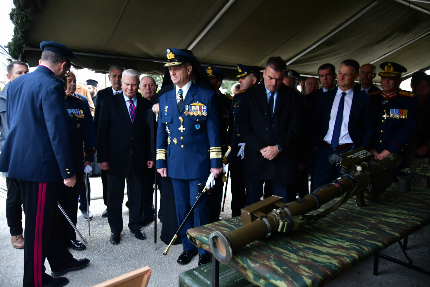 Εορτή Αγίας Βαρβάρας: Εικόνες από την ξενάγηση στην Έκθεση Οπλικών ...