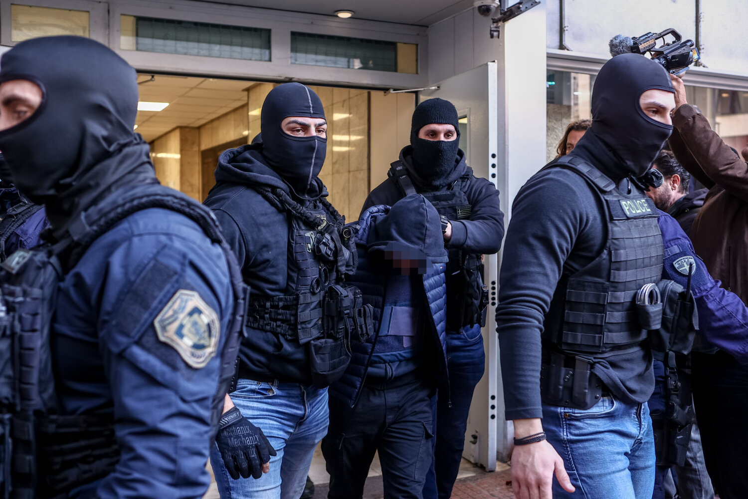 Στην ανακρίτρια Πειραιά οδηγείται σήμερα ο 18χρονος για την επίθεση με ...