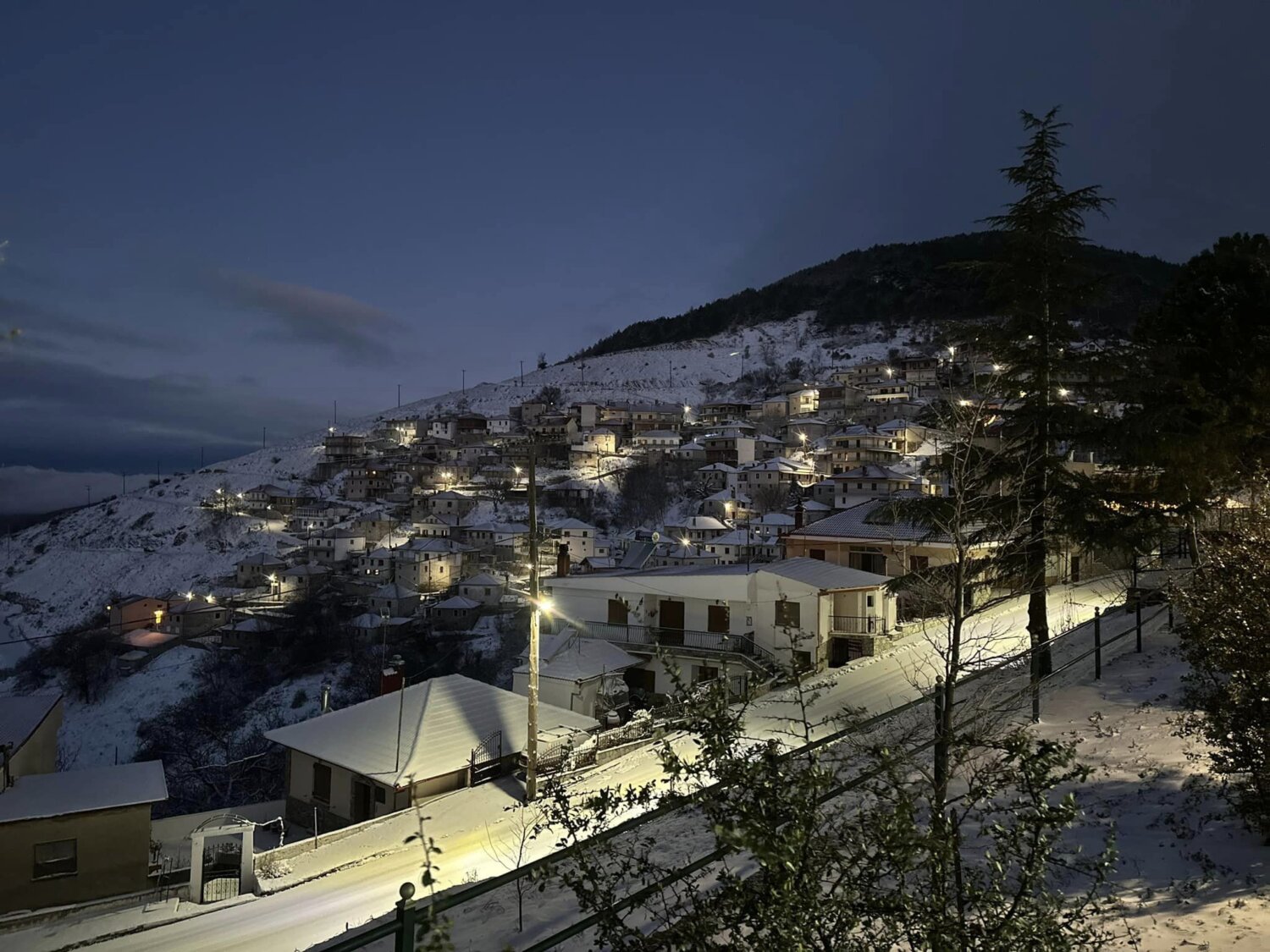 Χιονισμένες βραδινές εικόνες από τα ορεινά χωριά της Λάρισας ...