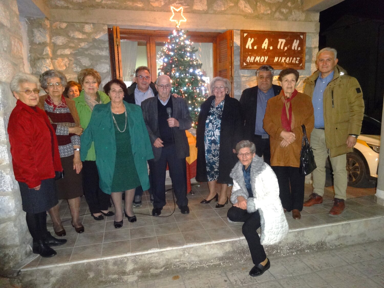 Φωταγωγήθηκε το χριστουγεννιάτικο δέντρο του ΚΑΠΗ Νίκαιας - larissanet.gr