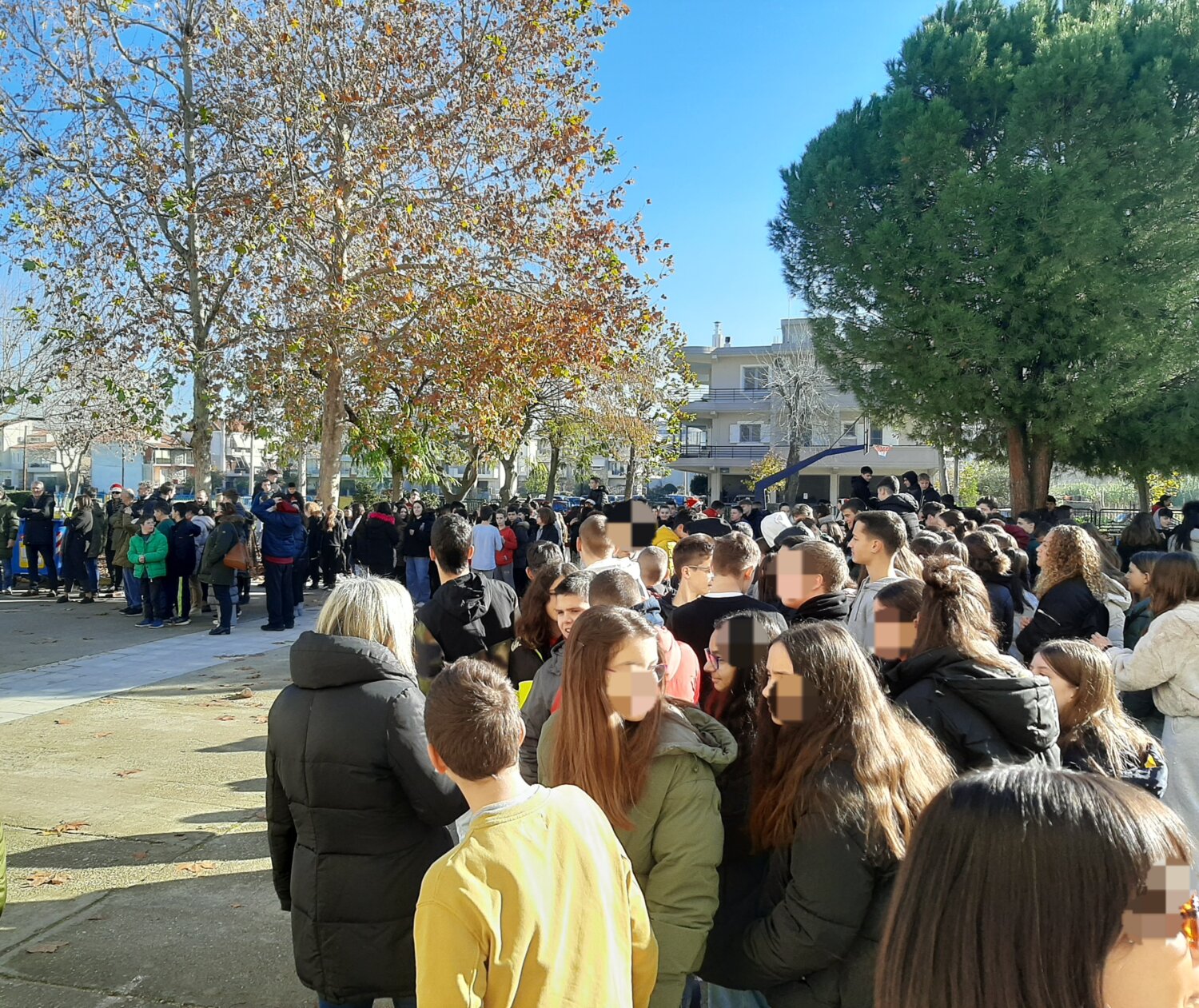 Εορταστικό κλίμα με την Φιλαρμονική στο 10ο Γυμνάσιο Λάρισας (φωτ ...