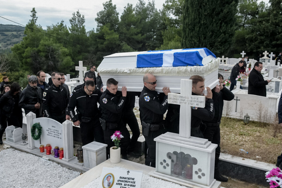 Σε κλίμα οδύνης η κηδεία του 29χρονου αστυνομικού που σκοτώθηκε κατά τη ...