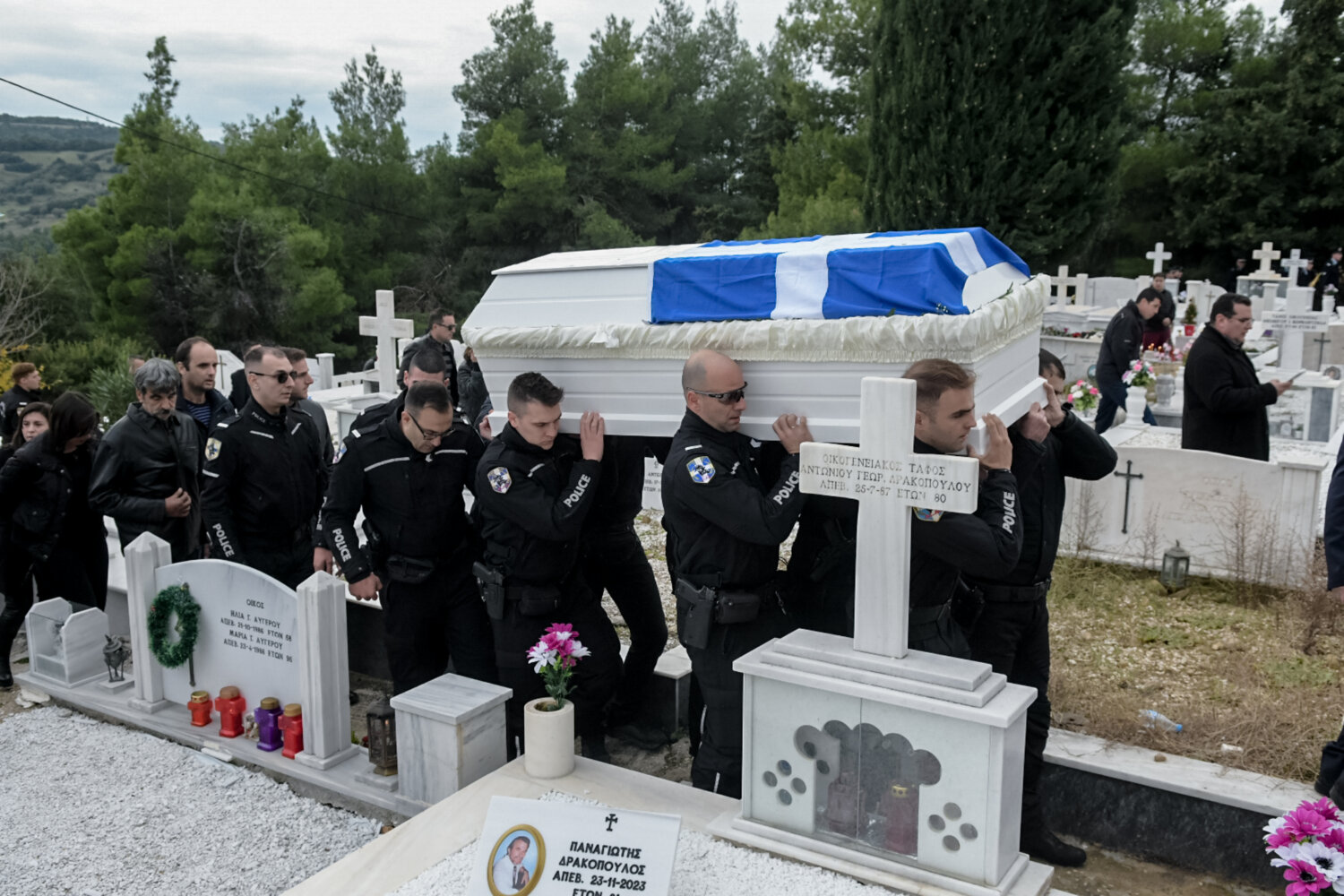 Σε κλίμα οδύνης η κηδεία του 29χρονου αστυνομικού που σκοτώθηκε κατά τη ...