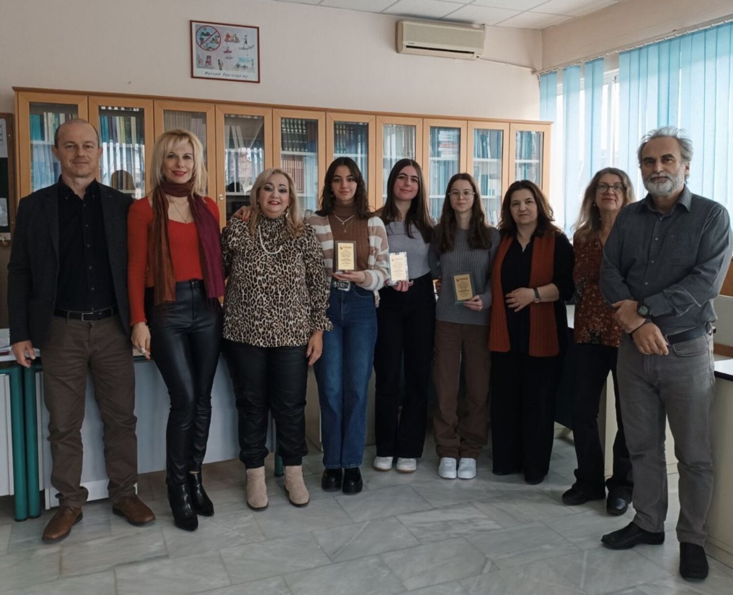 Βράβευση μαθητριών στο 12ο ΓΕΛ από το Σύλλογο Γονέων - larissanet.gr
