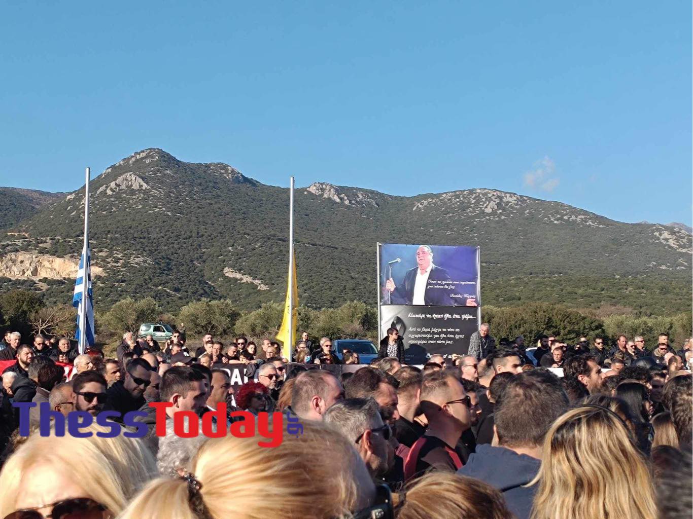 Ανατριχιαστικές στιγμές στην ταφή του Βασίλη Καρρά – Τραγούδησαν τους ...