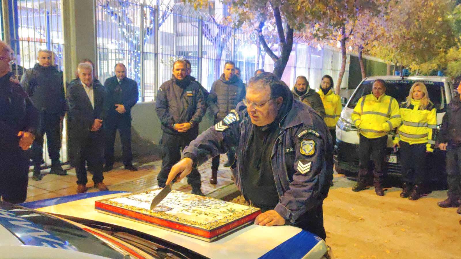 Λάρισα: Έκοψαν την πρωτοχρονιάτικη πίτα οι Λαρισαίοι αστυνομικοί (φωτ ...