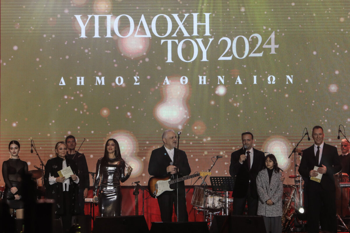 Πρωτοχρονιά στο Σύνταγμα: Ποιο ήταν το κοριτσάκι που συνόδευσε τον Χάρη ...