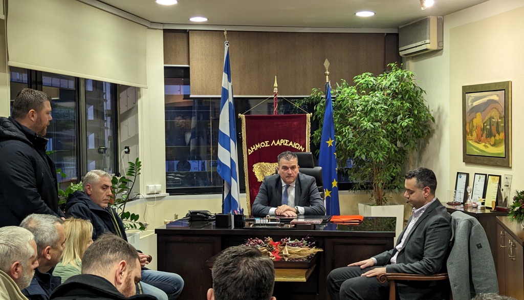 Από τις 7 το πρωί Θ. Μαμάκος, αντιδήμαρχοι και συνεργάτες στο Δημαρχείο ...
